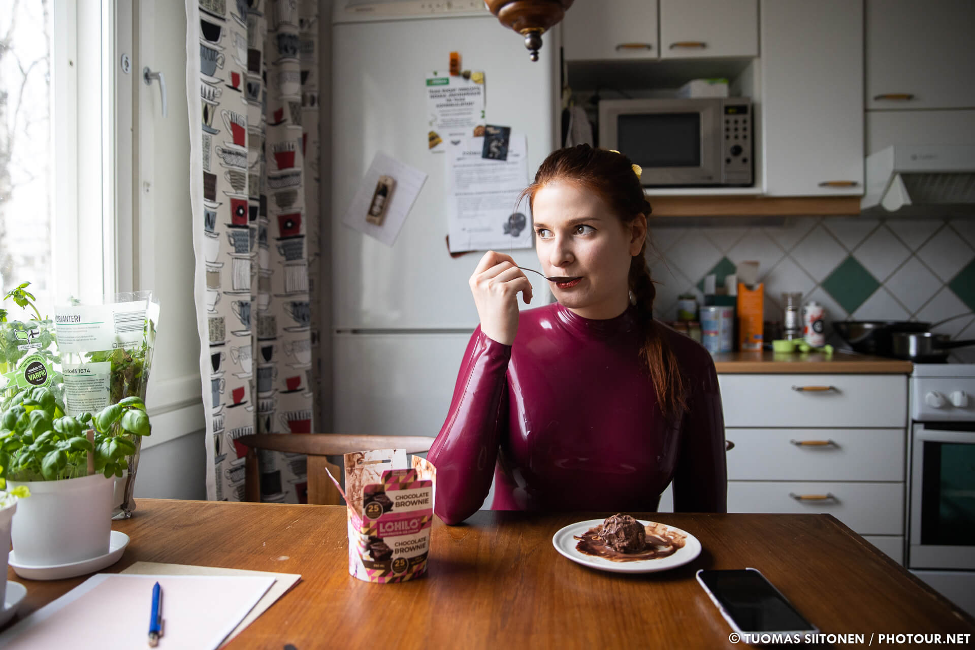 Project L: Part 82 - Behind the scenes of a latex photoshoot - Photour.net