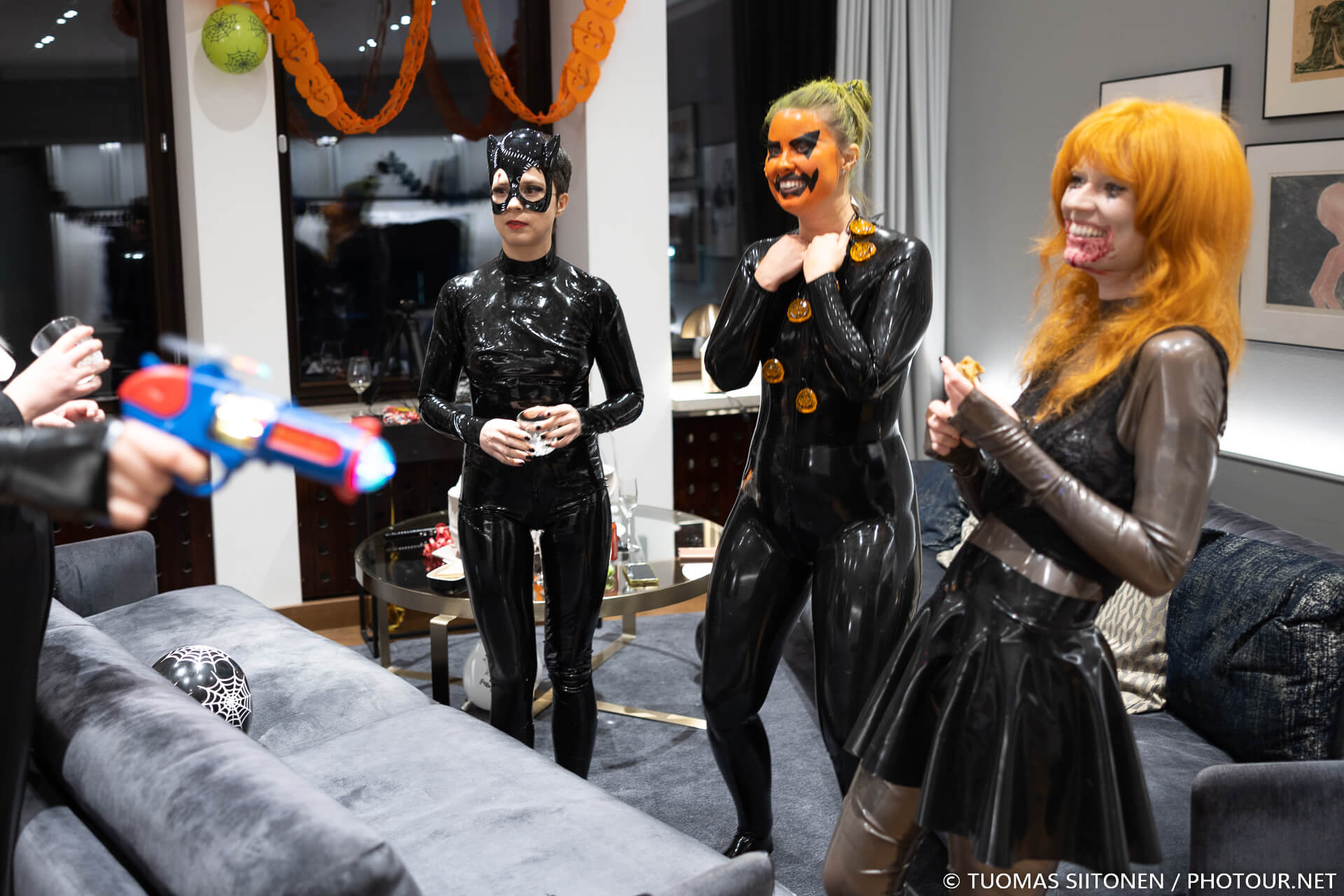 Project L, the everyday latex photography project - Photour