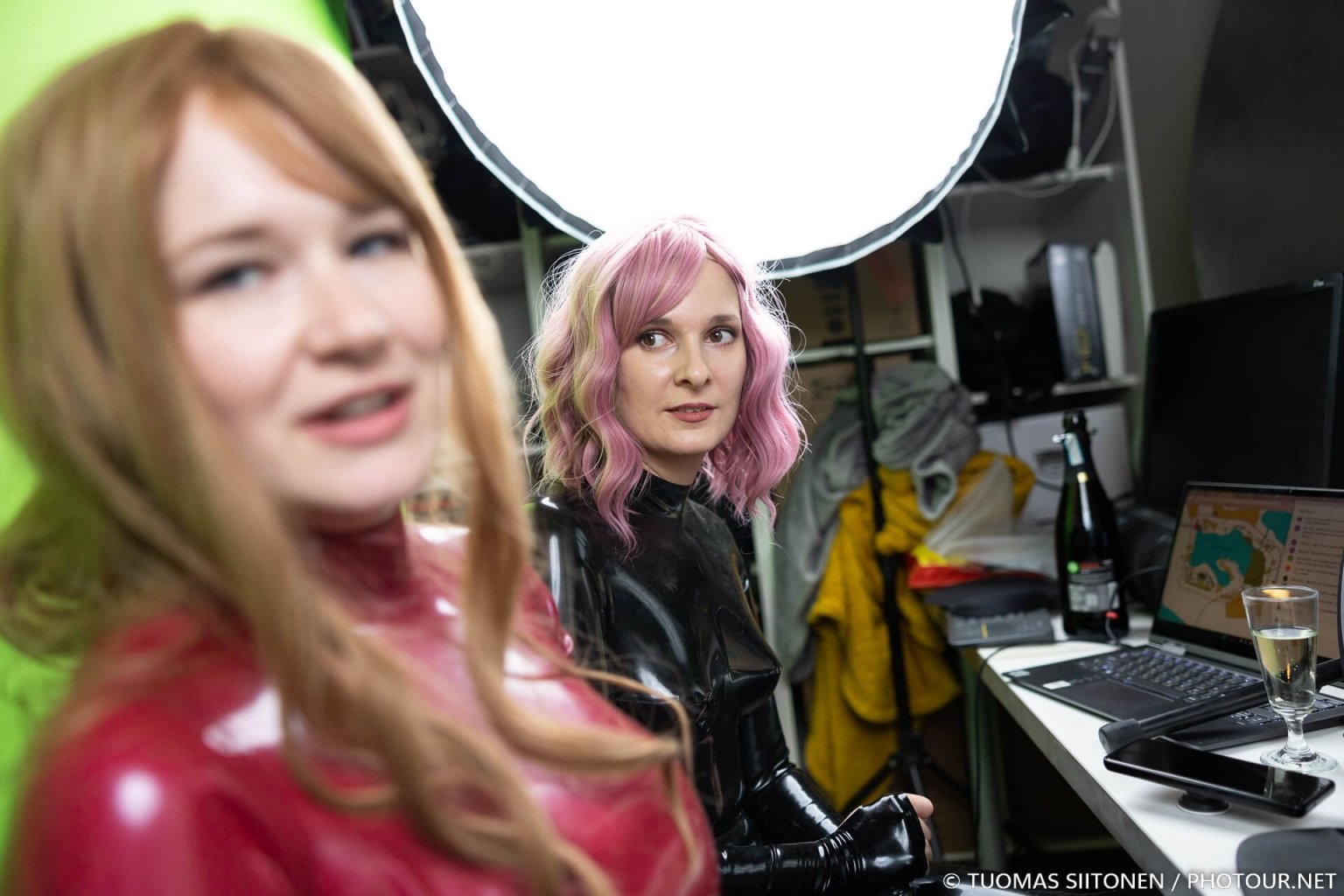 Project L, the everyday latex photography project - Photour