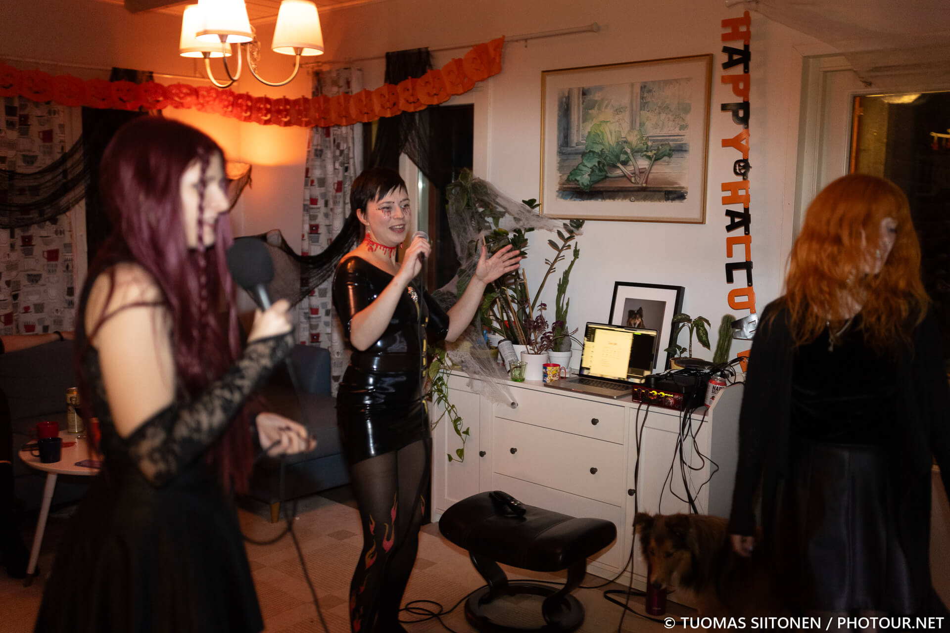 Project L, the everyday latex photography project - Photour